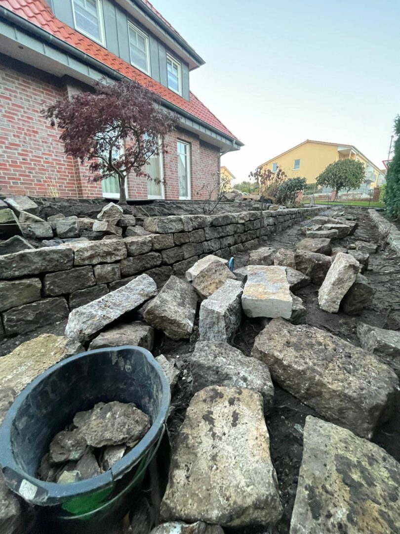 Trockenmauer/Naturstein • Woltjen Garten- und Landschaftsbau