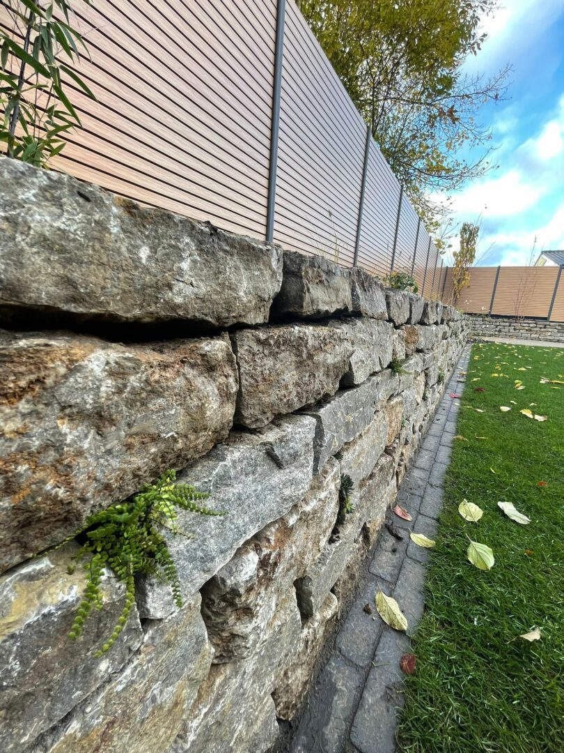 Trockenmauer/Naturstein • Woltjen Garten- und Landschaftsbau